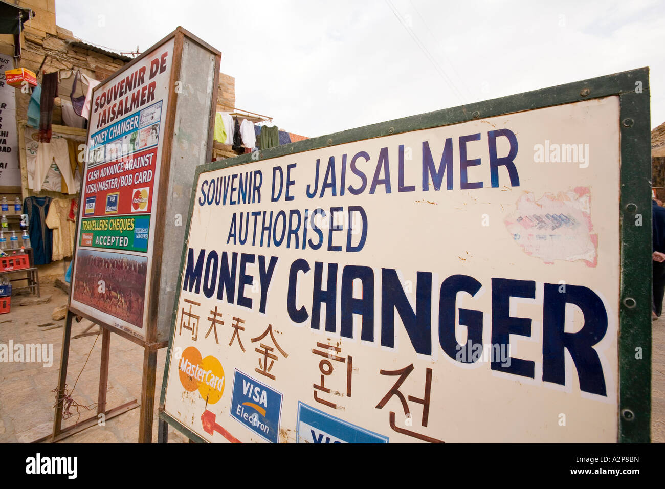 Money changer sign hi-res stock photography and images - Alamy