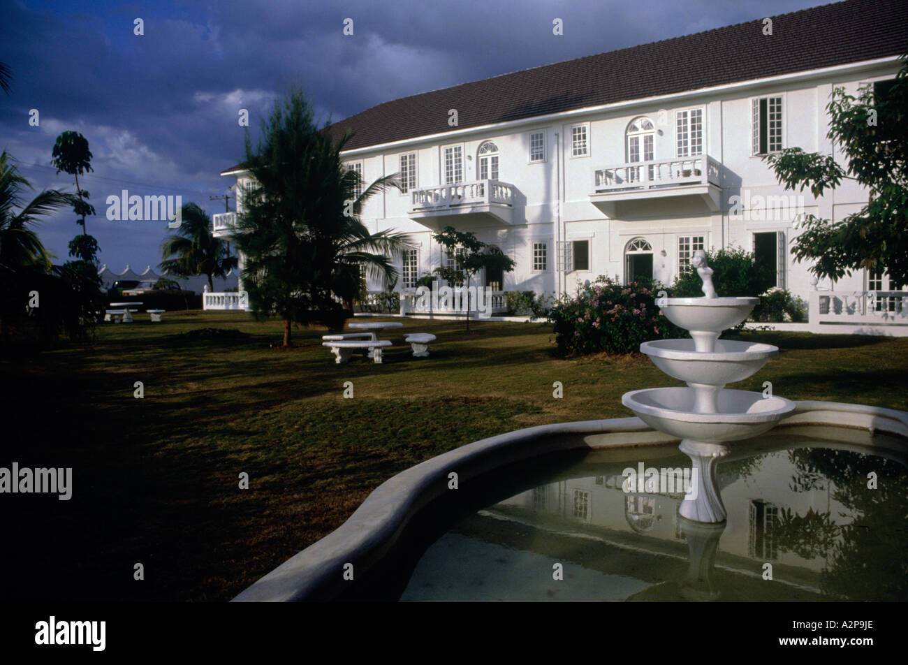 Gardens of Colonial style hotel Fountain Stock Photo - Alamy