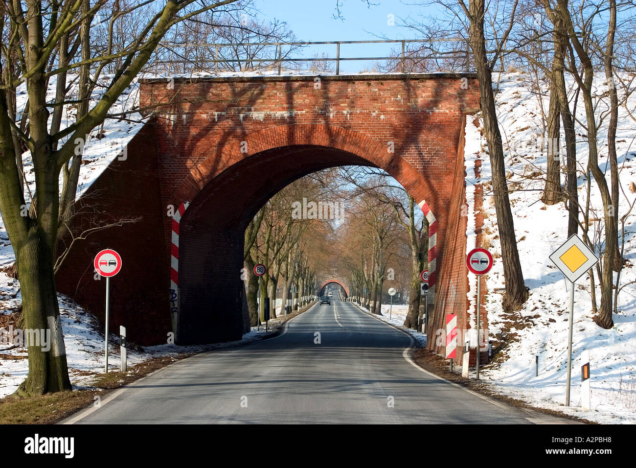 Two way railway tunnel hi-res stock photography and images - Alamy