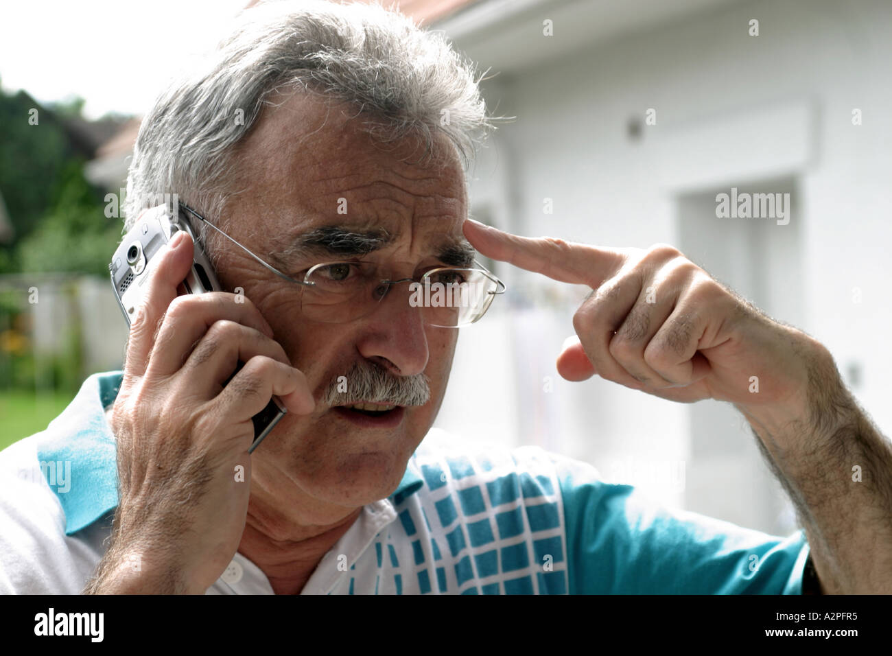 old man with mobile phone Stock Photo - Alamy