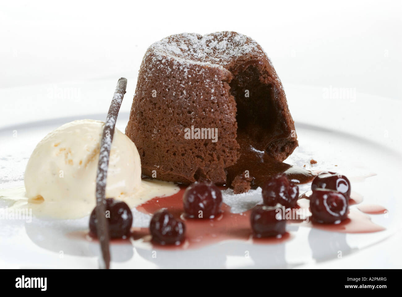 Melt in middle pudding hi-res stock photography and images - Alamy