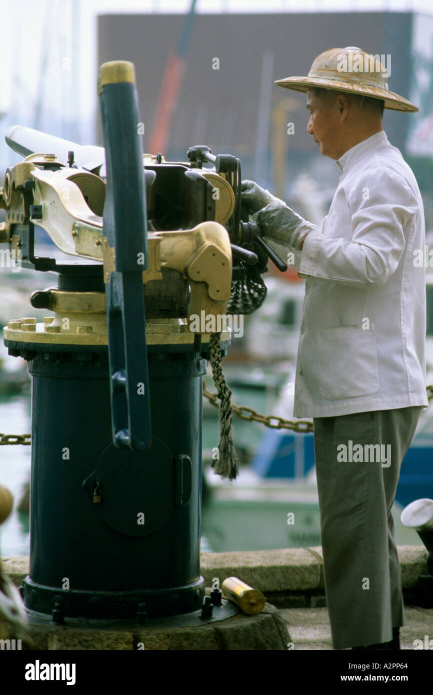 Noon day gun hi-res stock photography and images - Alamy