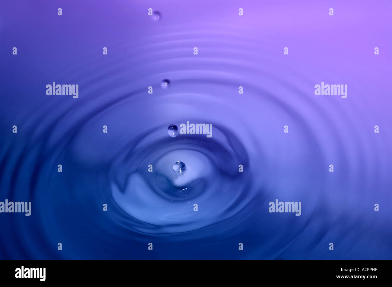 Suspended water droplet floating hi-res stock photography and images ...