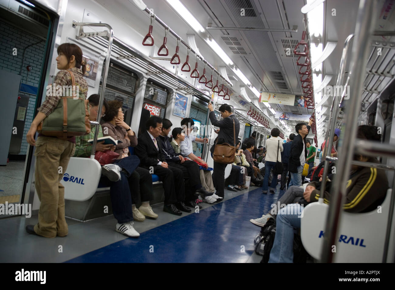 Commuters seoul korea hi-res stock photography and images - Alamy