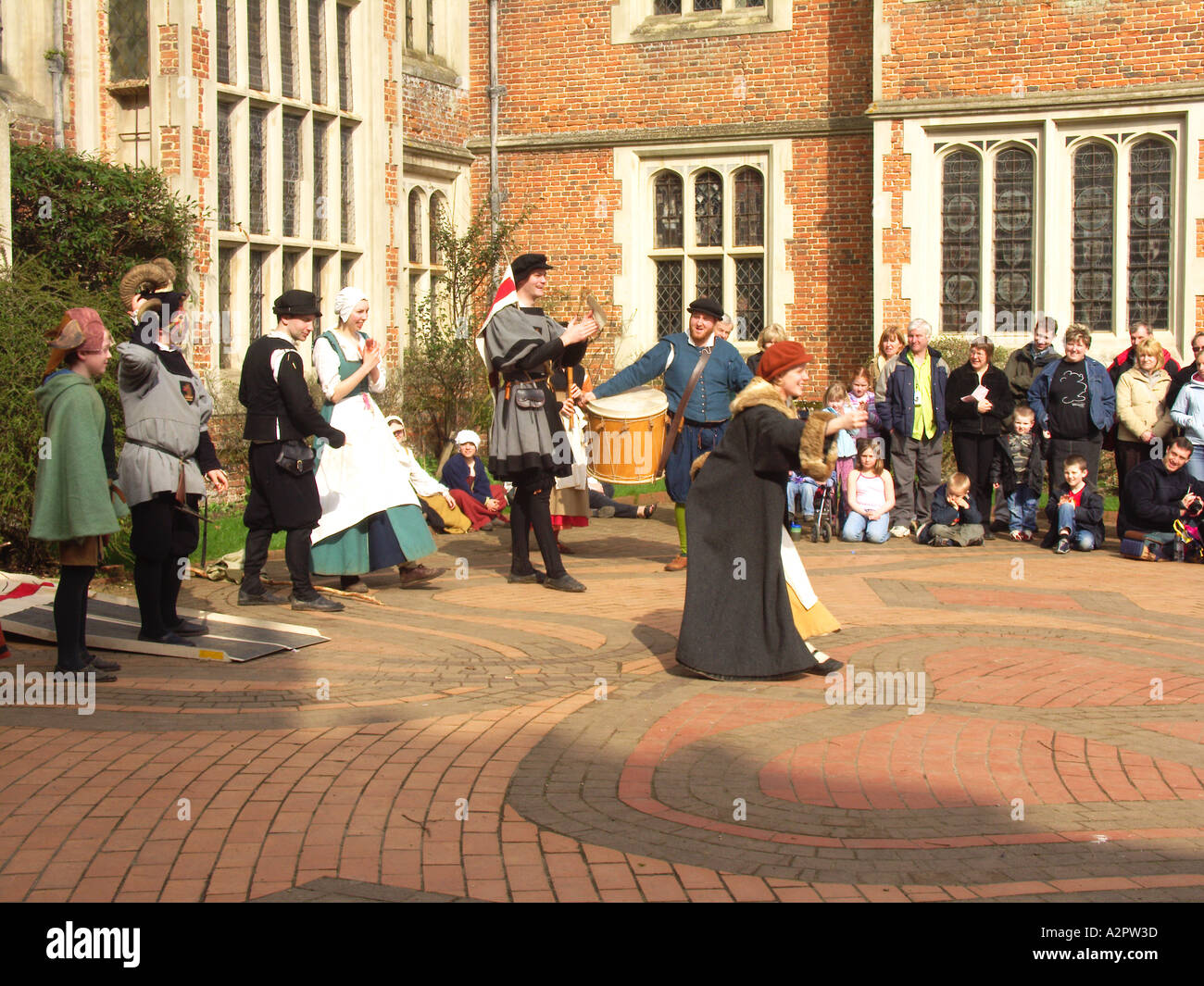 Actress in tudor costume hi-res stock photography and images - Alamy