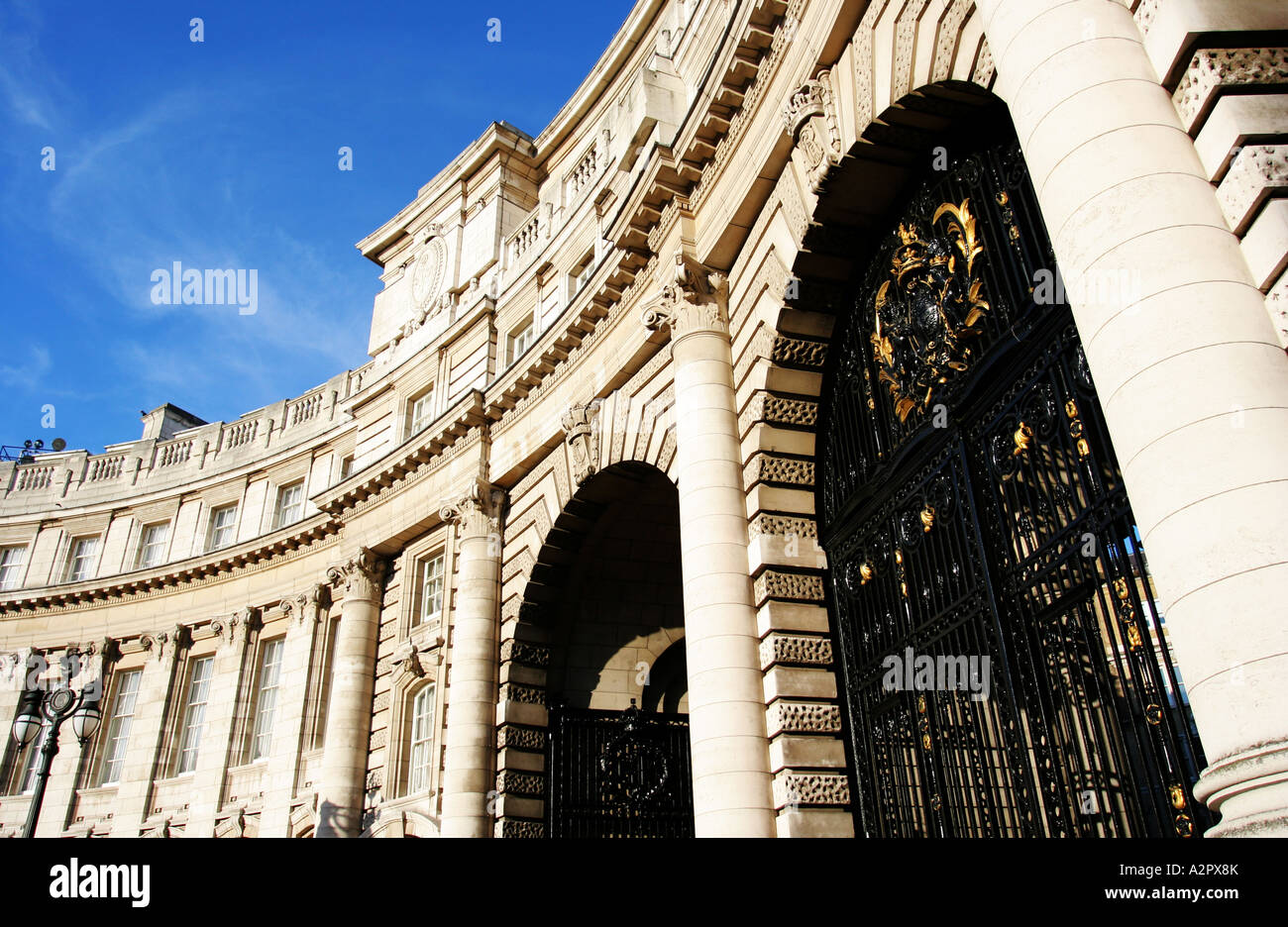 Admirality arch at the end of the Mall in London set against a bright ...