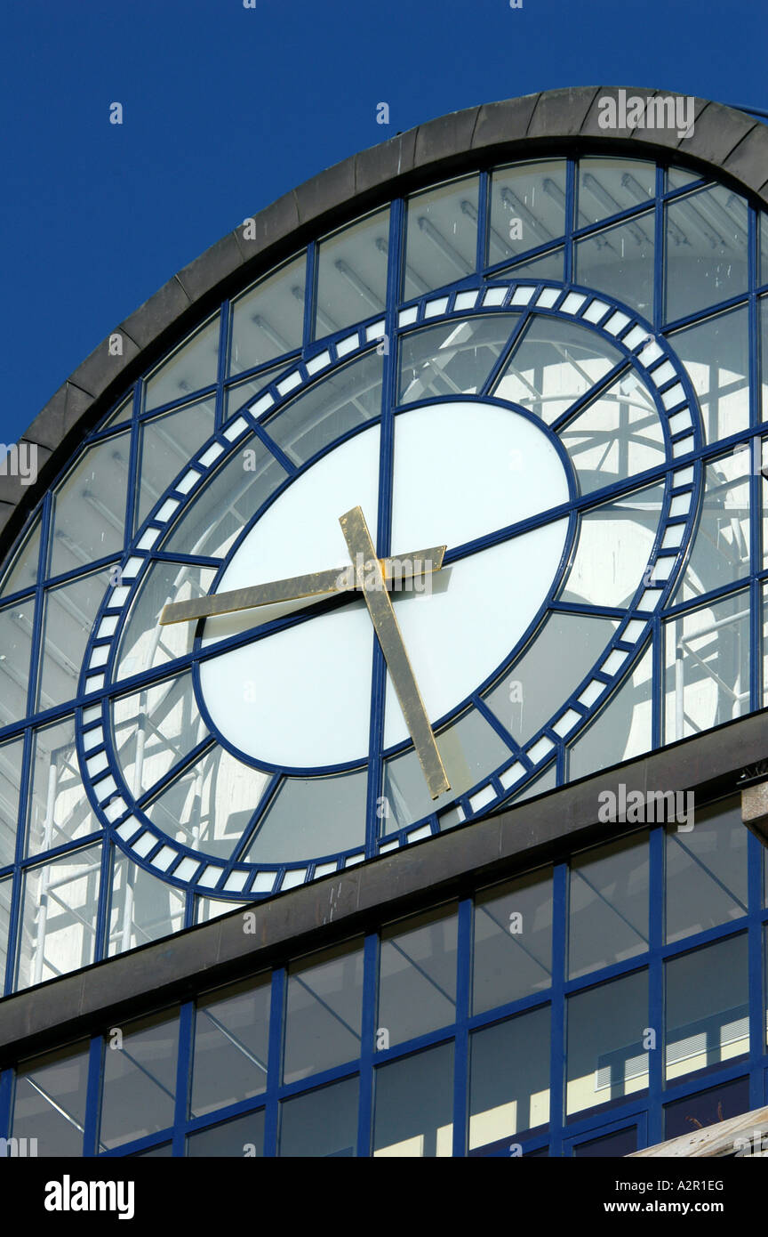 Huge clock hi-res stock photography and images - Alamy