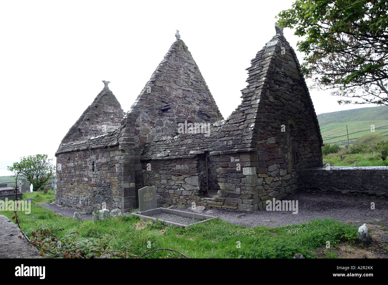 kilmalkedar church ruins Stock Photo - Alamy
