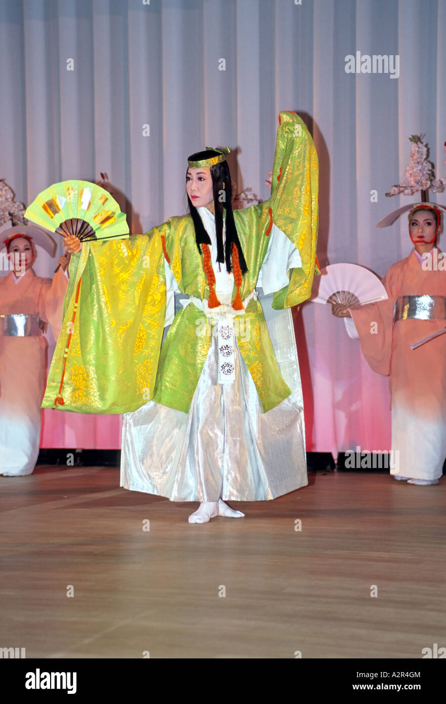 Traditional japanese dance hi-res stock photography and images - Alamy