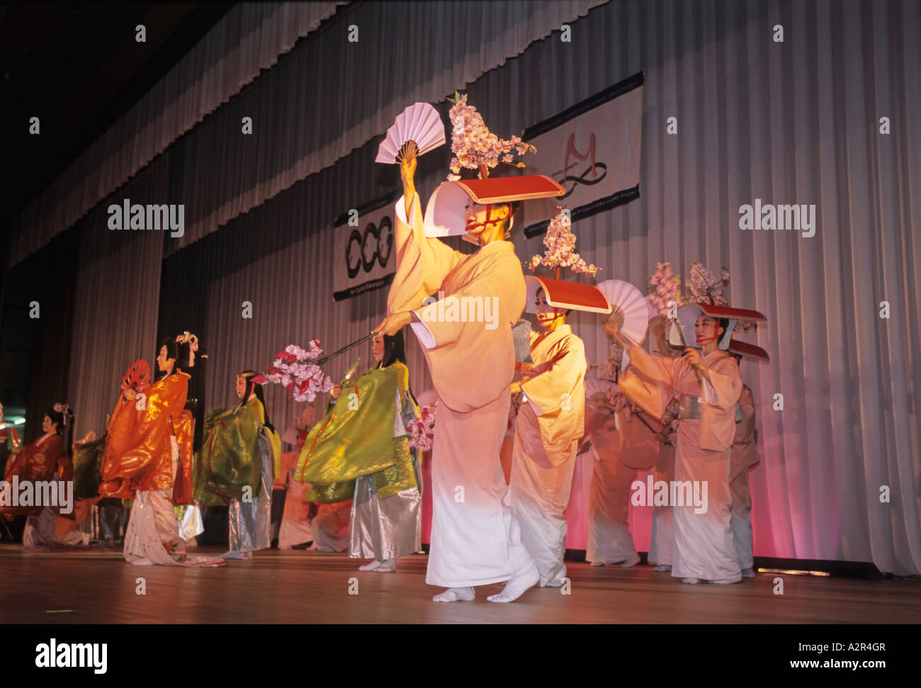 Japanese dance hi-res stock photography and images - Alamy