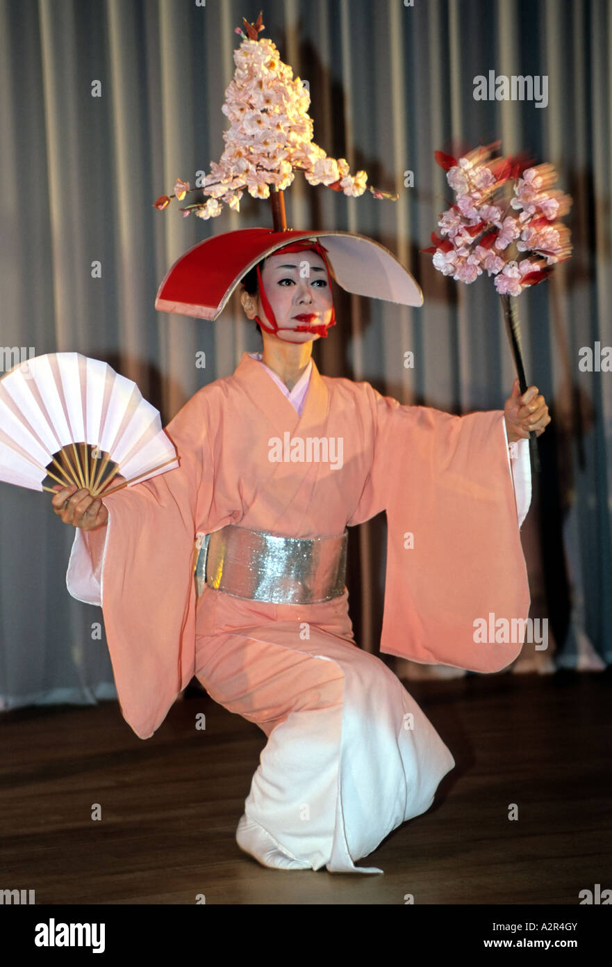 Traditional Japanese dance Stock Photo - Alamy