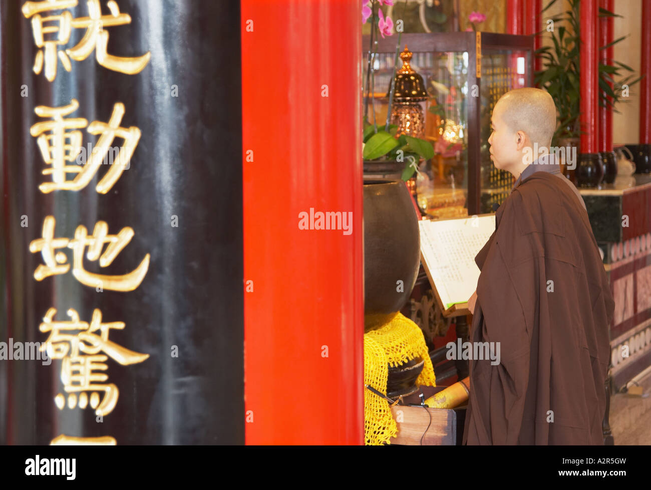 Chinese lady praying shrine hi-res stock photography and images - Alamy