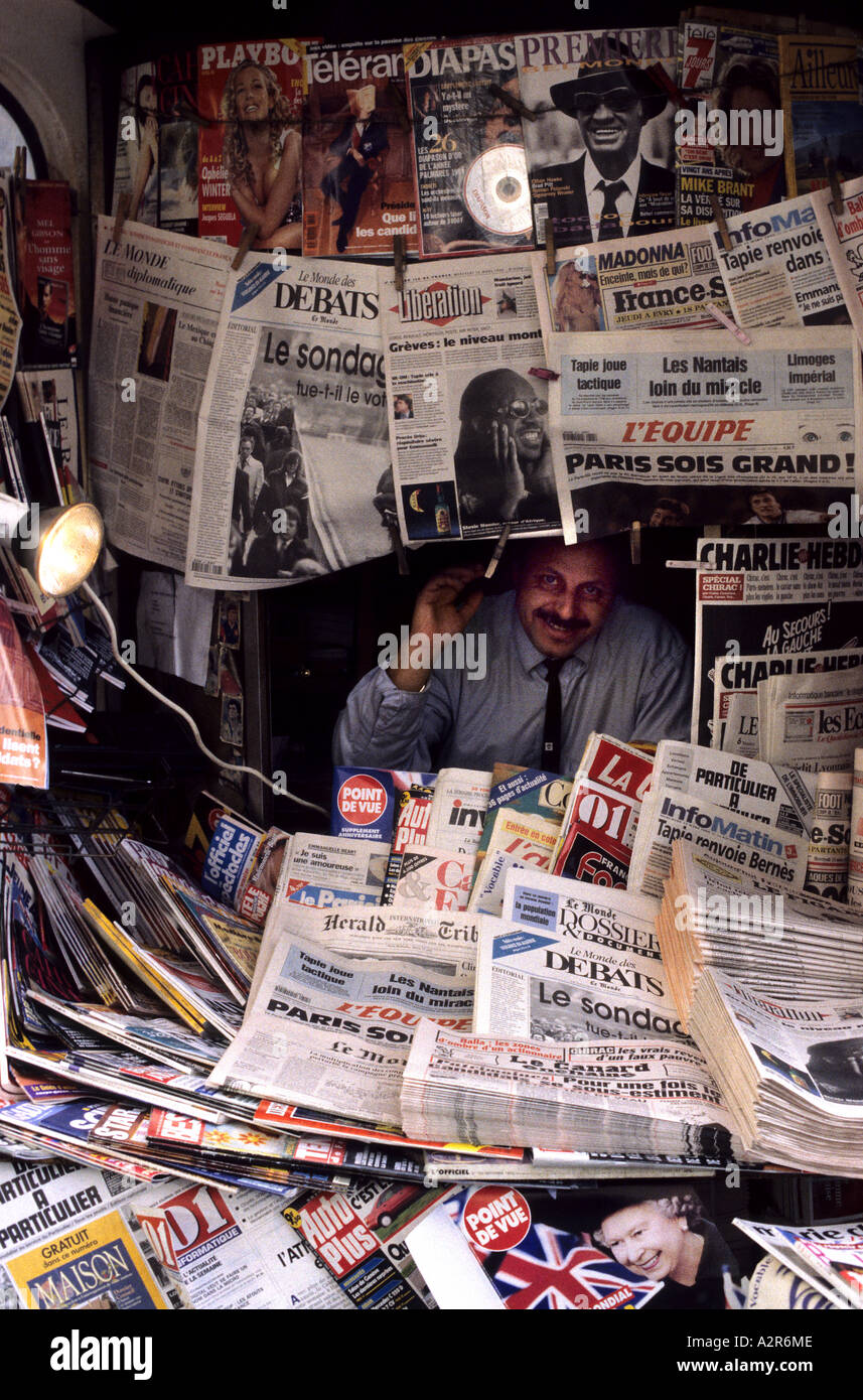 French newspaper stand hi-res stock photography and images - Alamy