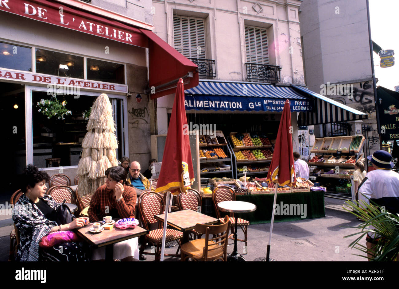 Paris restaurant cafe pub pavement France French Stock Photo - Alamy