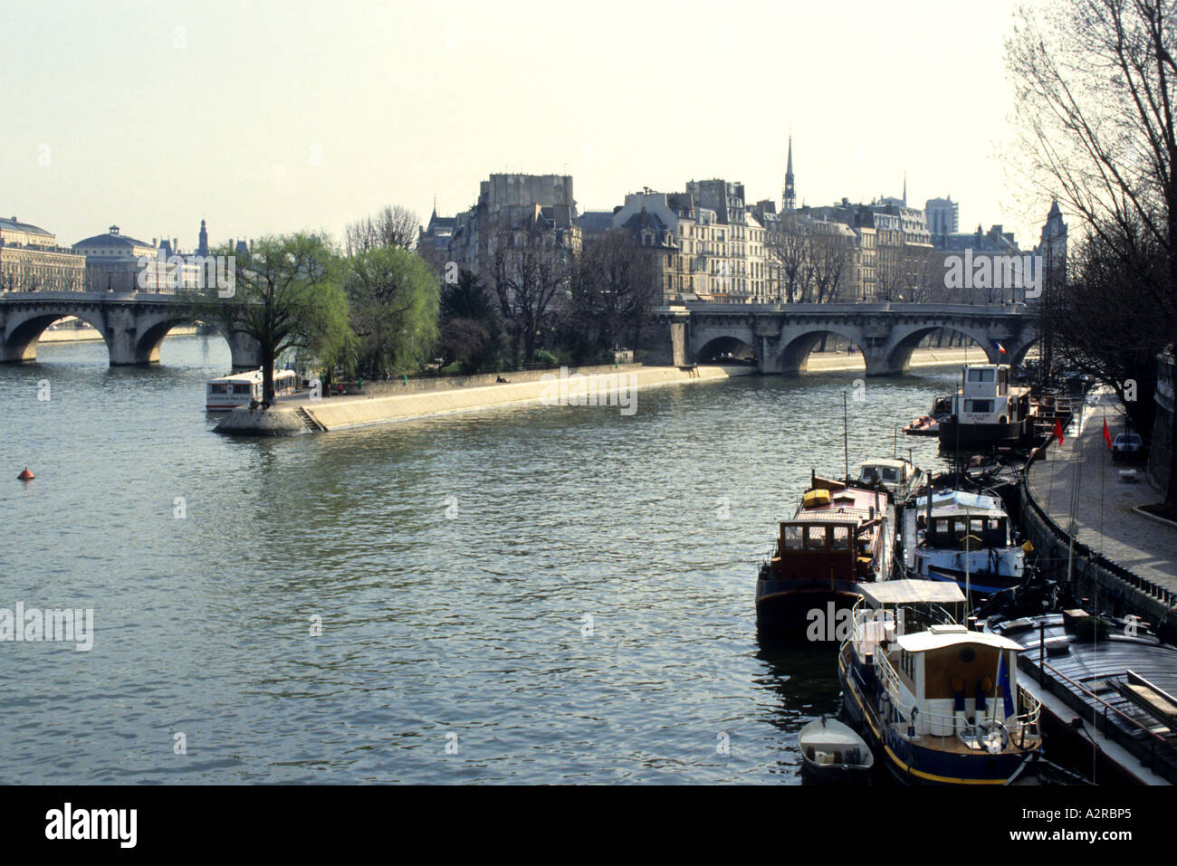 Bridge river seine paris france hi-res stock photography and images - Alamy