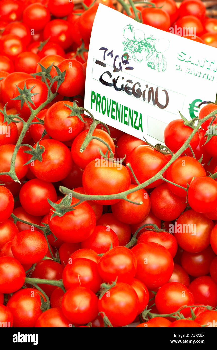 Stall with tomatoes in Italy Stock Photo - Alamy