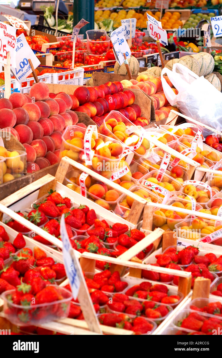 Stall with fruit in Italy Stock Photo - Alamy
