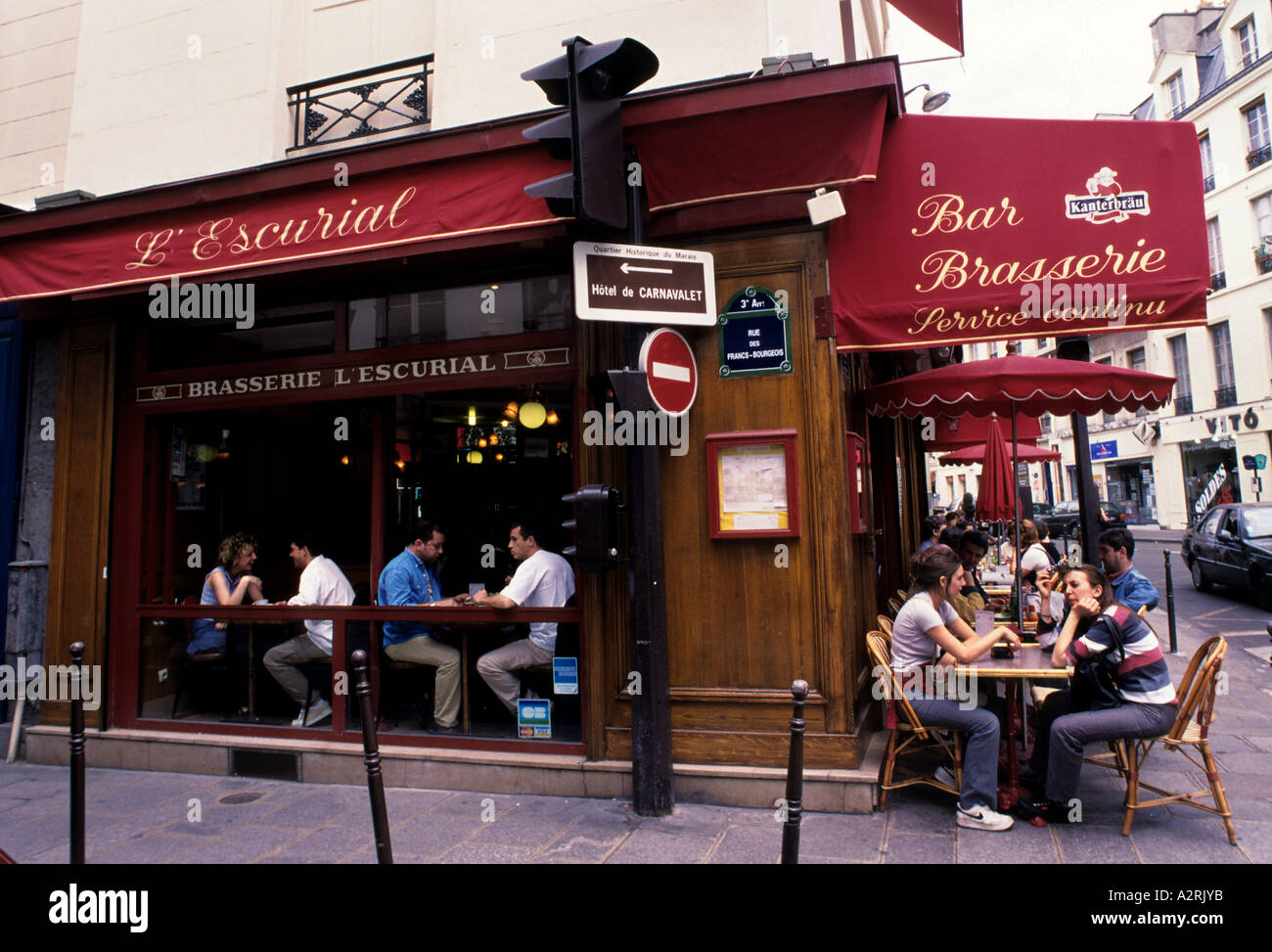 Brasserie paris wine hi-res stock photography and images - Alamy