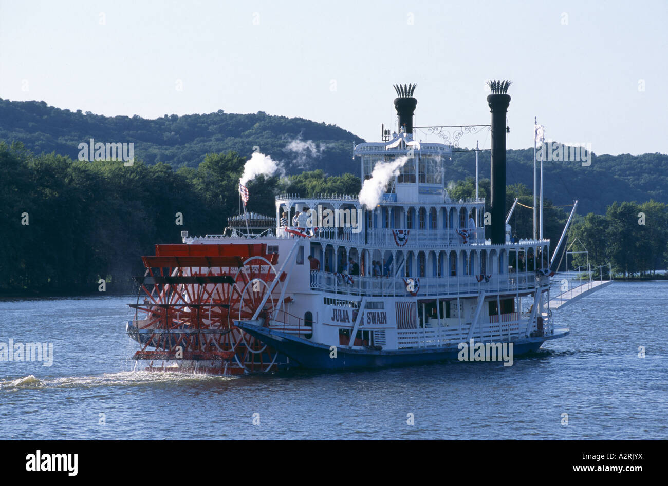 Mississippi river steamboat trees hi-res stock photography and images ...