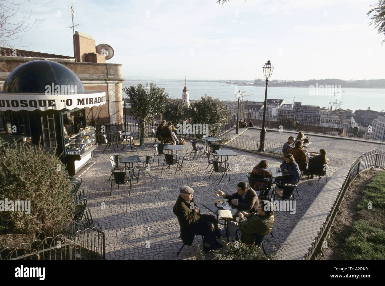 People sitting outdoor tables hi-res stock photography and images - Alamy