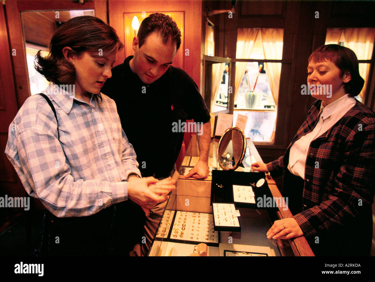 jennifer parker christopher dyer choosing the ring Stock Photo - Alamy