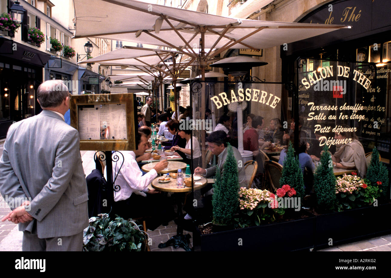 Brasserie paris wine hi-res stock photography and images - Alamy