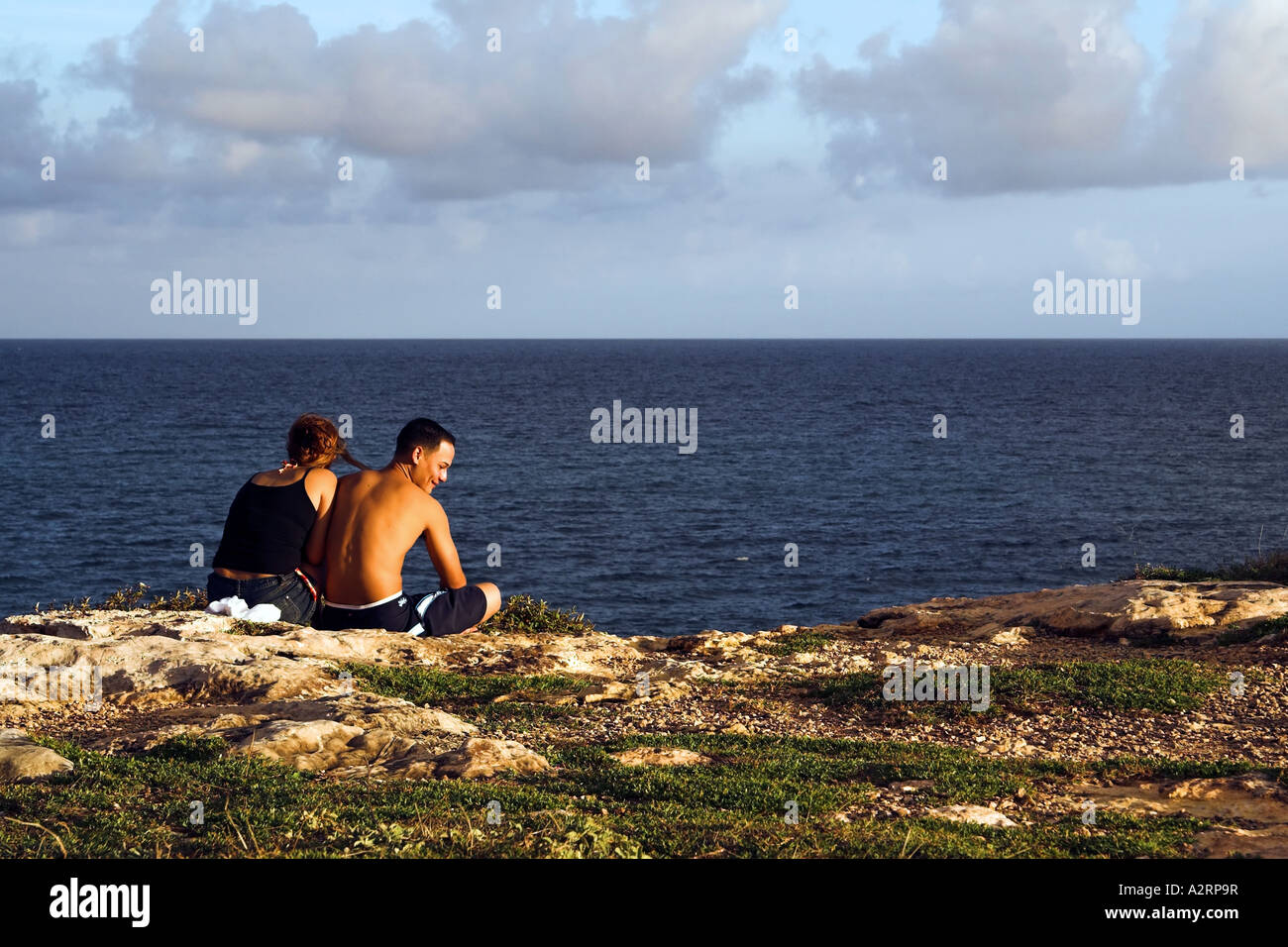 Couple looking over cliff edge hi-res stock photography and images - Alamy
