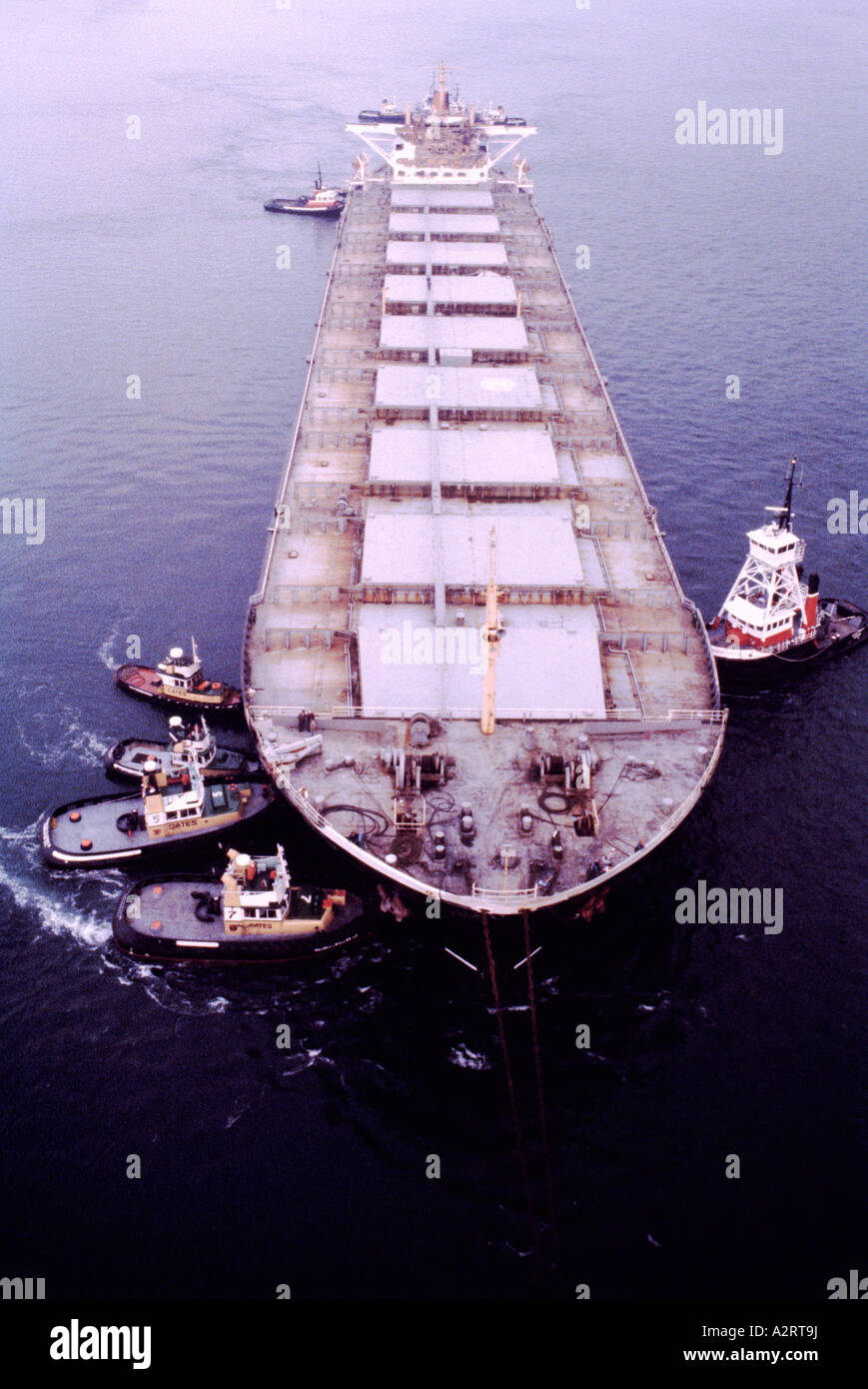 Ship breakdown tugboat towing tow hi-res stock photography and images ...
