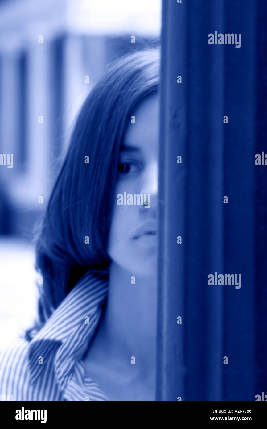 Hide behind lamp post hi-res stock photography and images - Alamy