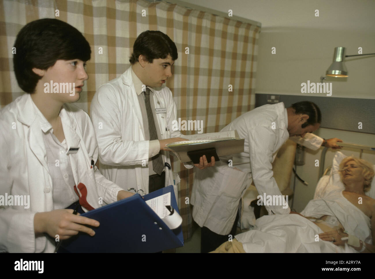 Doctors on ward round hi-res stock photography and images - Alamy