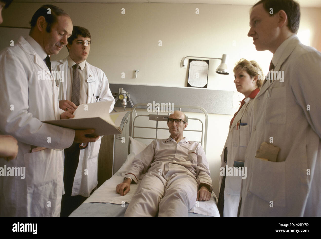 Doctors on ward round hi-res stock photography and images - Alamy