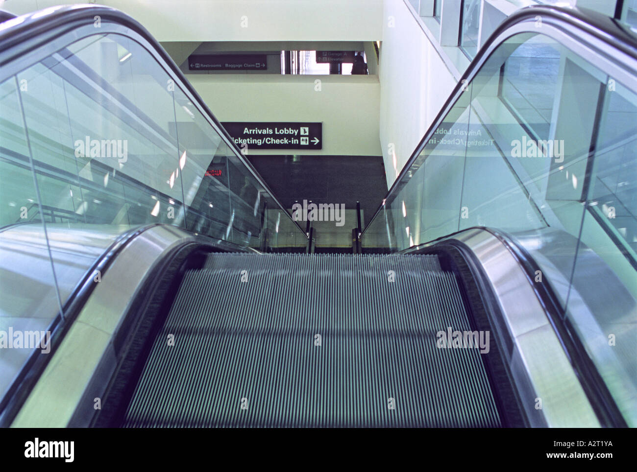 Escalator airport san francisco hi-res stock photography and images - Alamy