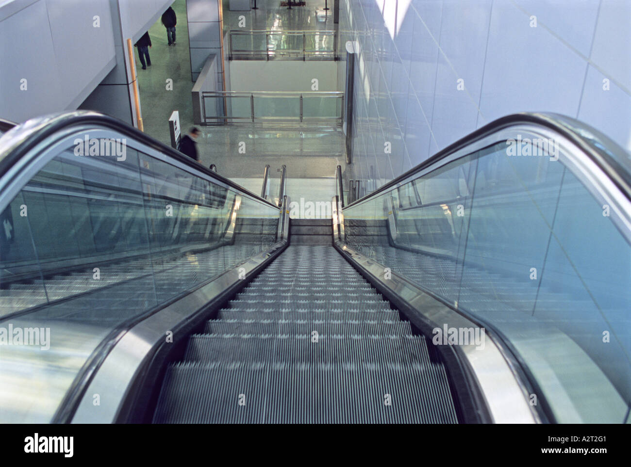 Escalator airport san francisco hi-res stock photography and images - Alamy