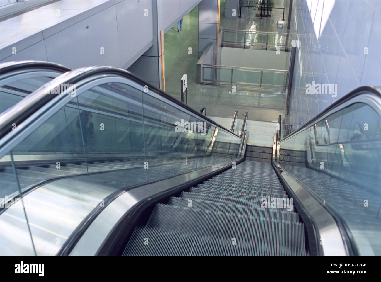 Escalator airport san francisco hi-res stock photography and images - Alamy