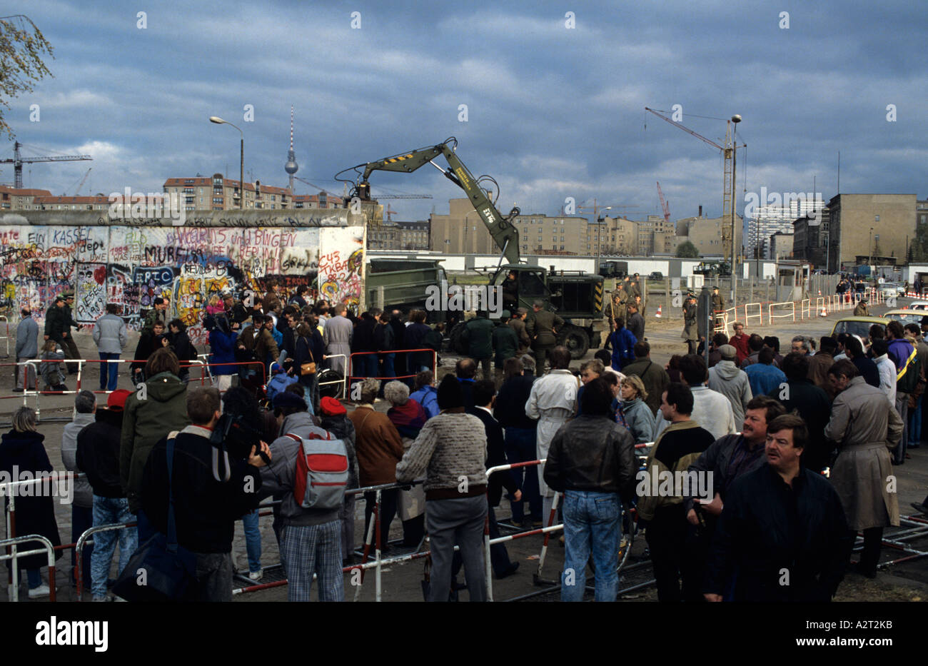 Berlin wall fall 1989 hi-res stock photography and images - Alamy