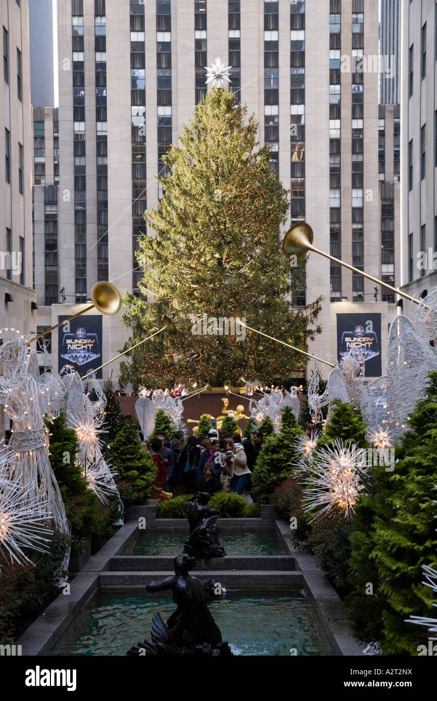 Christmas Tree and other Christmas decorations at Rockefeller Center ...