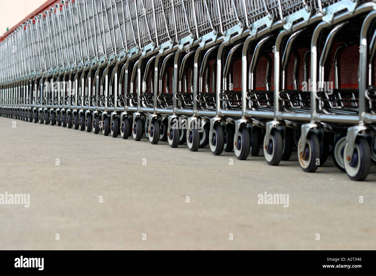 Outdoor grocery carts hi-res stock photography and images - Alamy