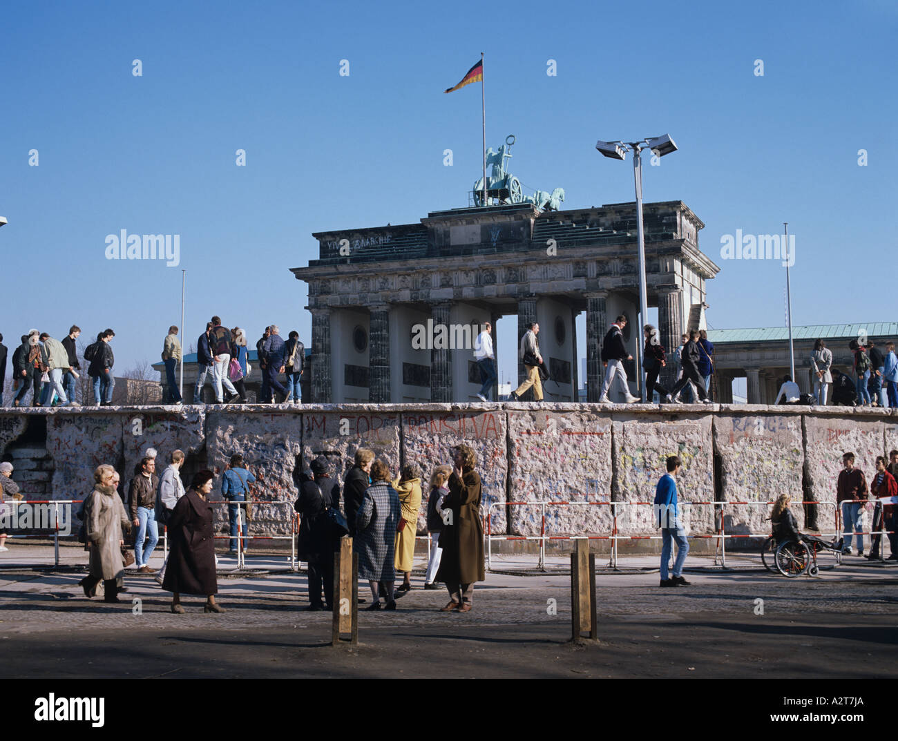 Europa Europe Germany Deutschland Berlin 1989 am Brandenburger Tor ...