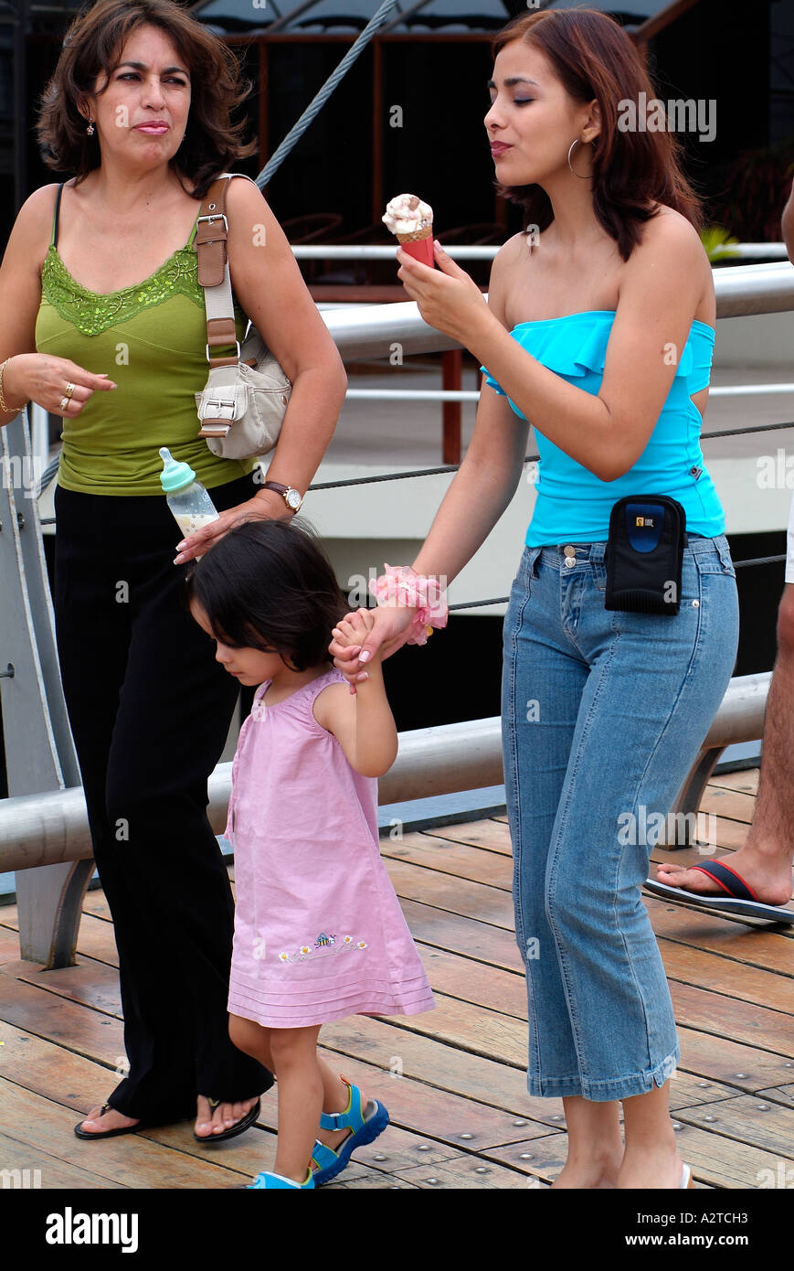 Guayaquil ecuador women hi-res stock photography and images - Alamy