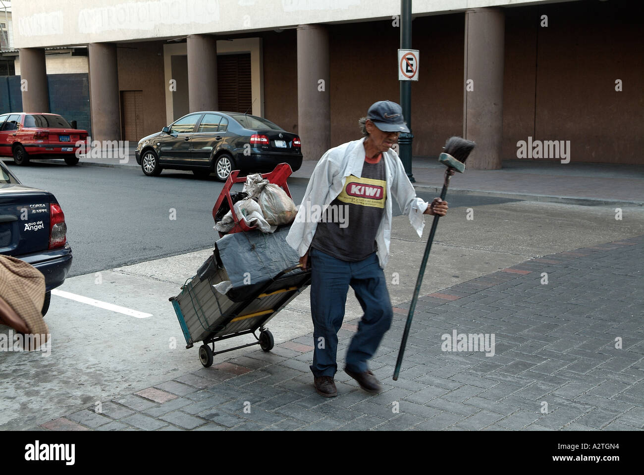 Man pulling cart hi-res stock photography and images - Alamy