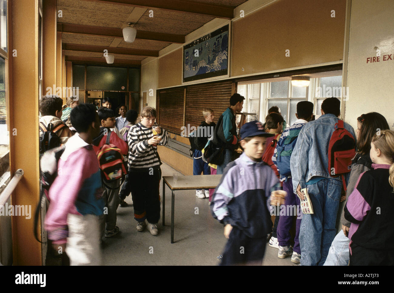 Secondary school children at lunch hi-res stock photography and images ...