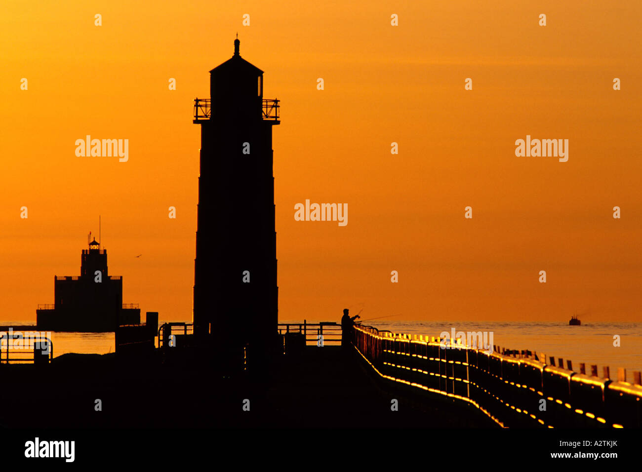 Milwaukee River Pierhead Light, and Milwaukee Breakwater Lighthouse at ...