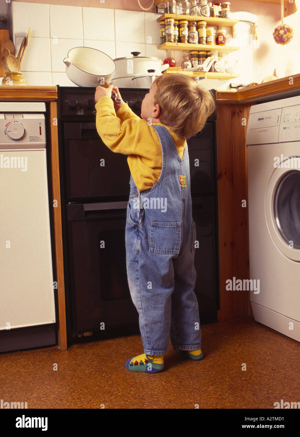 Child pan hob reaching hi-res stock photography and images - Alamy