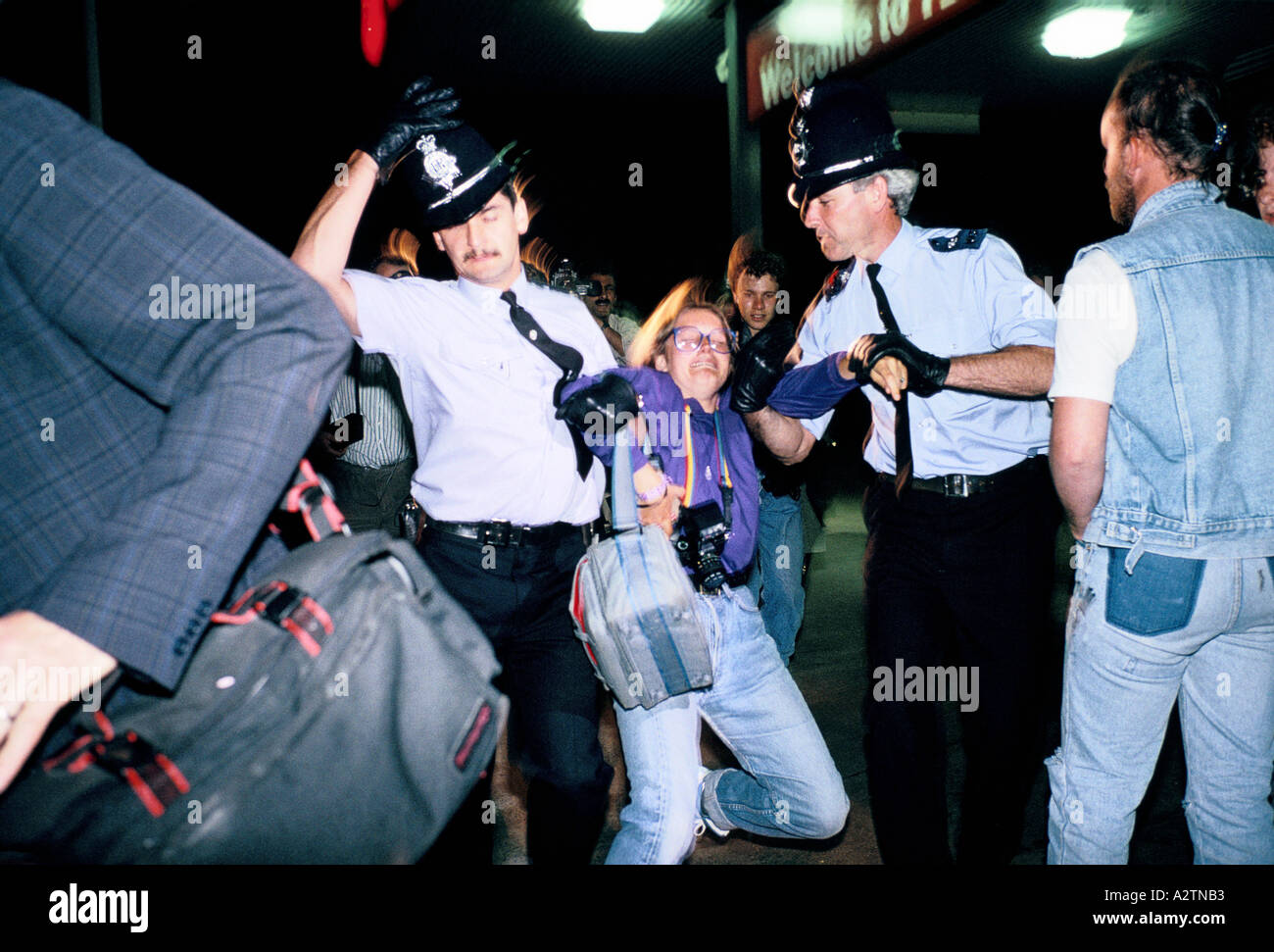 police hippie confrontation at stonehenge solstice Stock Photo - Alamy
