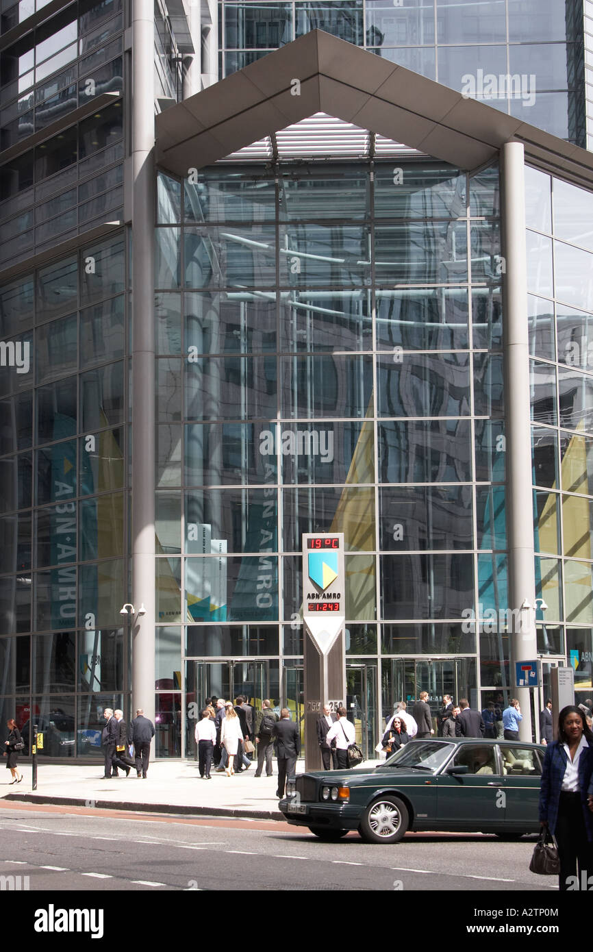 Outside workers building wall road hi-res stock photography and images ...