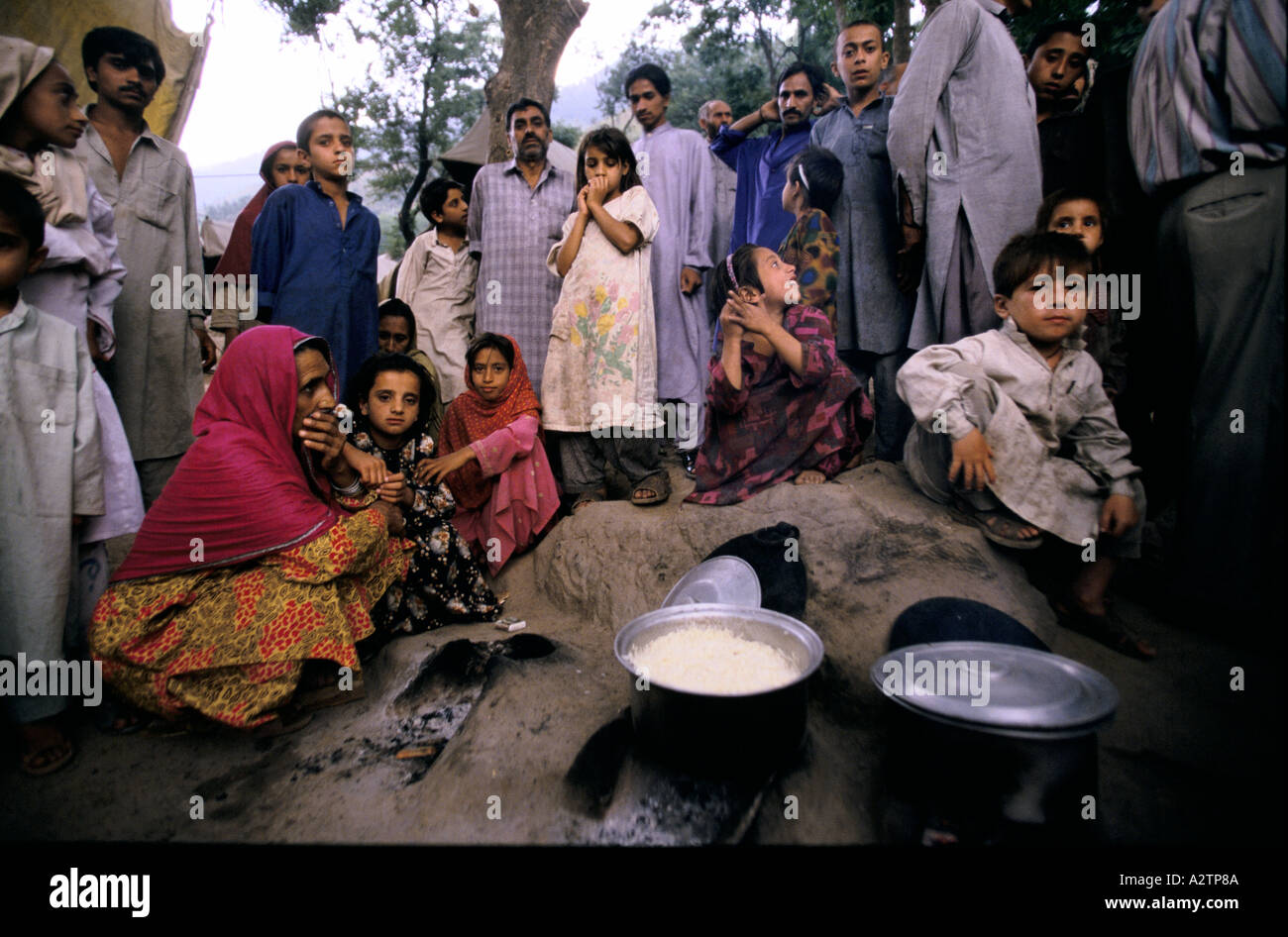 kashmir under conflict 1999 people displaced by fighting in the chakoti ...