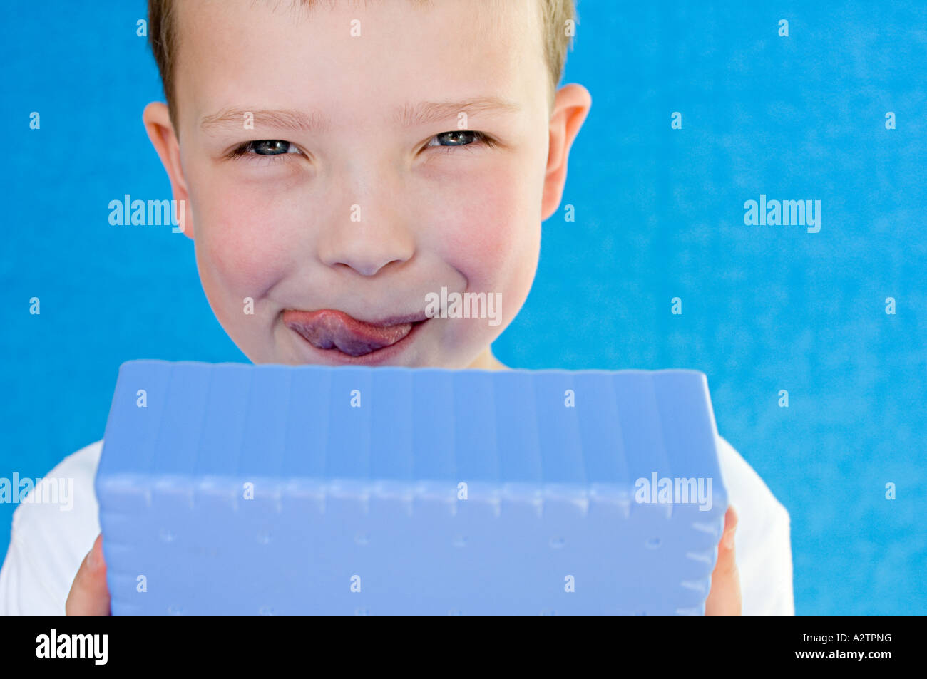 Boy with packed lunch Stock Photo - Alamy