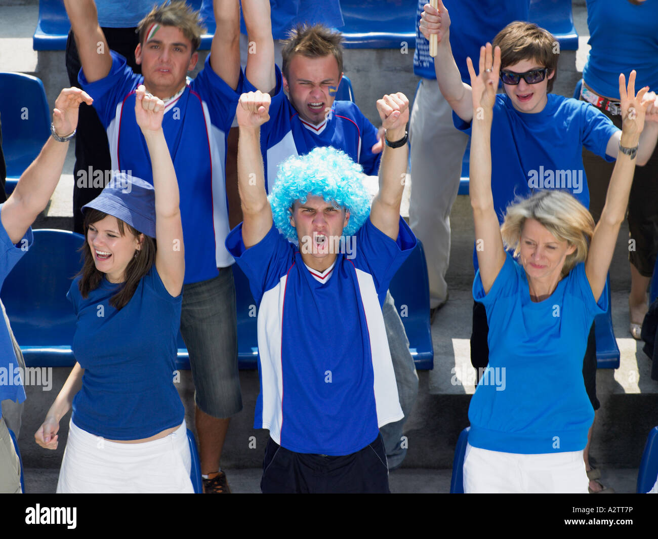 Stadium crowd cheering hi-res stock photography and images - Alamy