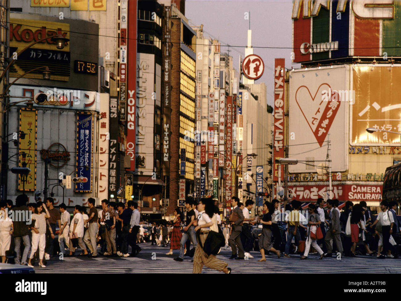 tokyo busy street scene Stock Photo - Alamy