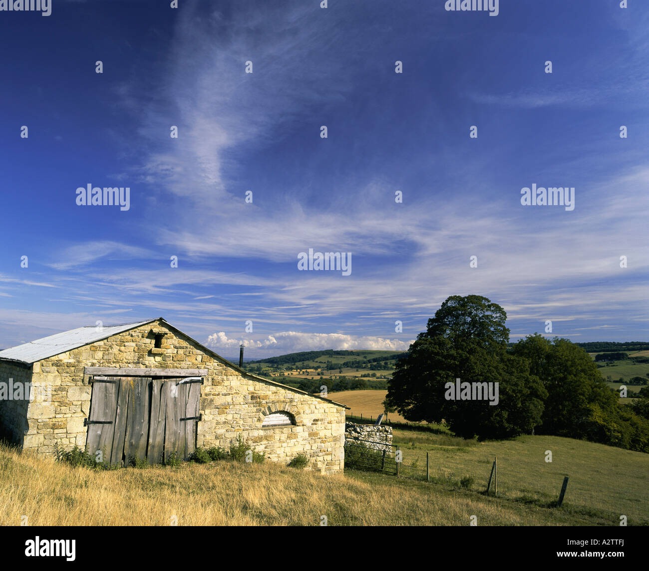 Derelict farm building in Cotswold landscape, Winchcombe ...